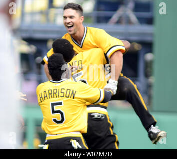 Pittsburgh Pirates left fielder Josh Harrison (5) makes a diving catch ...