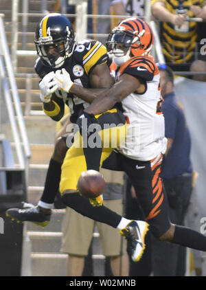 Cincinnati Bengals cornerback William Jackson III (22) and cornerback ...