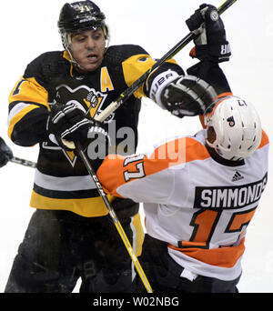 Philadelphia Flyers' Wayne Simmonds, right, celebrates after scoring a ...