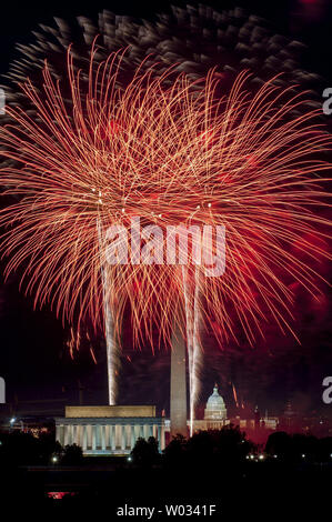 Fireworks explode over Lincoln Memorial, Washington Monument and U.S ...