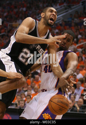 Phoenix Suns center Kurt Thomas (40) reaches in and fouls Cleveland ...