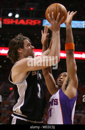 Phoenix Suns' Shawn Marion, left, shoots over Houston Rockets' Tracy ...