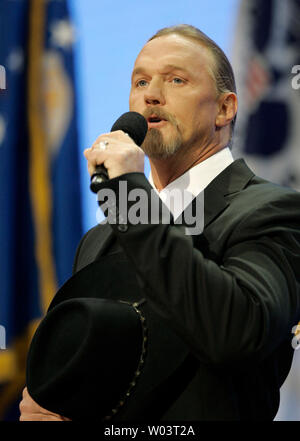 Trace Adkins sings the national anthem before an NFL football game ...