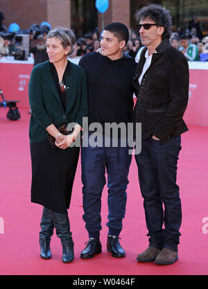 Frances McDormand (L), Pedro Coen (C) and Joel Coen arrive on the red ...