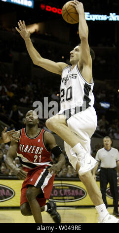 Portland Trail Blazers' Ruben Patterson (21) shoots against Minnesota ...