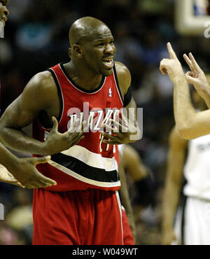 Portland Trail Blazers' Ruben Patterson (21) shoots against Minnesota ...