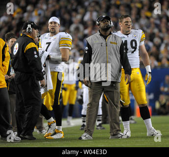 Pittsburgh Steelers tight end Kevin Foelsch (84) warms up before an NFL ...