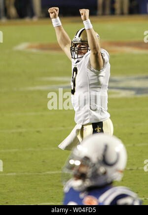 New Orleans Saints receiver Jeremy Shockey (88) is hit by Tampa Bay ...