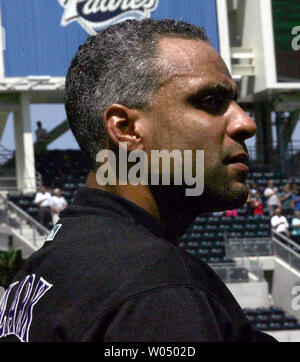San Diego Padres' Tony Clark breaks his bat grounding out in the second ...