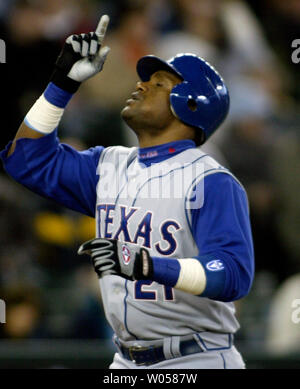 Texas Rangers' Sammy Sosa (center) warms up for batting practice with ...