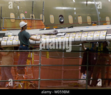 Boeings' new 787 Dreamliner sits on a tarmac at a Continental Airlines ...
