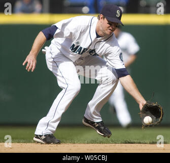 Texas Rangers' Elvis Andrus fields a ball during spring training ...