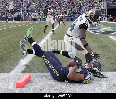 Seattle Seahawks wide receiver Sidney Rice (18) goes down as he misses ...