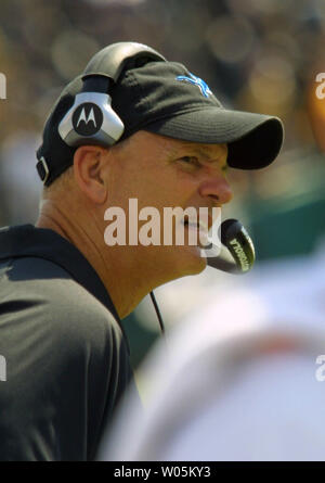 Detroit Lions coach Rod Marinelli watches the game during the closing ...