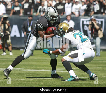 Oakland Raiders Marcel Reece (45) runs past Chicago Bear Chris Conte ...
