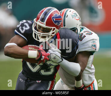 Buffalo Bills' Lee Evans (83) scores a touchdown during the first half ...