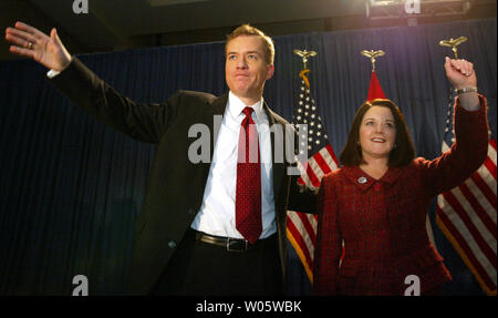 Missouri Governor Matt Blunt and his wife Melanie (L) walk down the ...