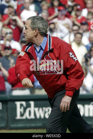 President George W. Bush throws out the ceremonial first pitch Tuesday ...