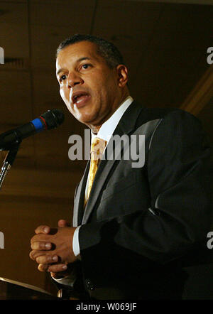 CBS News' weekend anchor Russ Mitchell arrives at the St. Louis Press ...