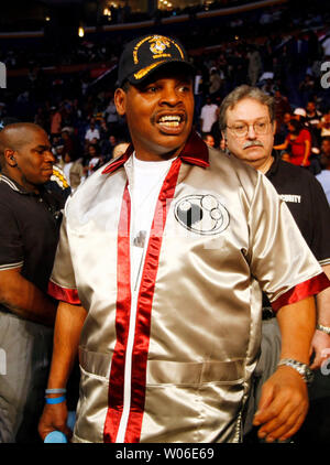 Former Heavyweight champion Leon Spinks, father of Cory who retained ...