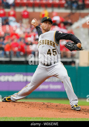 Pittsburgh Pirates pitcher Ian Snell walks off the field after being ...