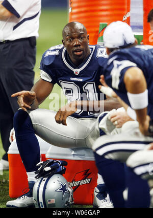 Dallas Cowboys' Terrell Owens (81) runs past Carolina Panthers' Chris ...
