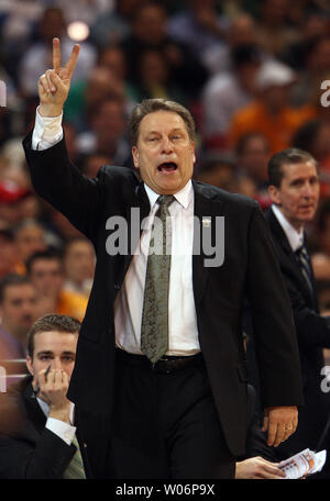 Michigan State head coach Tom Izzo walks off after defeating Washington ...