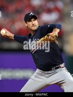 Atlanta Braves starting pitcher Derek Lowe (32) works in the first ...