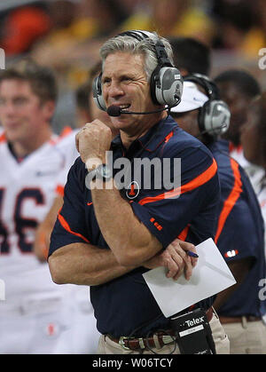 Illinois head coach Ron Zook looks on from the sidelines during the ...