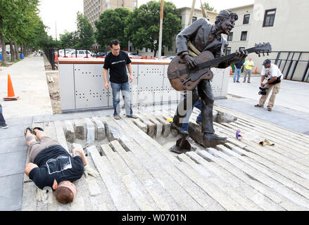 Chuck Berry Statue in St. Louis, Missouri Stock Photo - Alamy