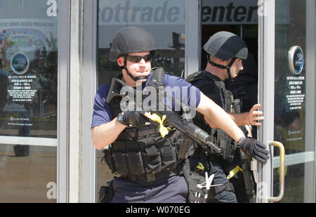 The St. Louis police SWAT team enters the city jail in downtown St ...
