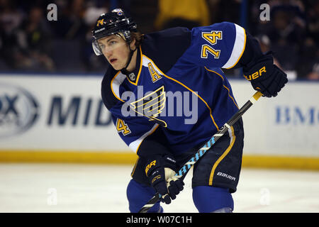St. Louis Blues hockey players Doug Weight (L) and Scott Mellanby leave ...