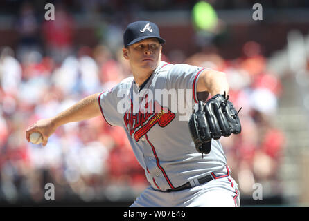 Atlanta Braves starting pitcher Gavin Floyd (32) works in the first ...