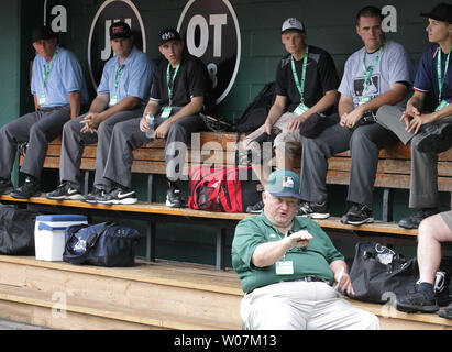 Former Major League umpire Bill Haller visits before the Florida ...