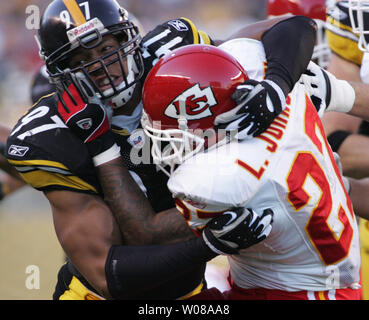 Kansas City Chiefs Larry Johnson (27) dives over the goal line for a ...
