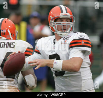 Cleveland Browns QB Charlie Frye (9) rolls out to pass against the ...