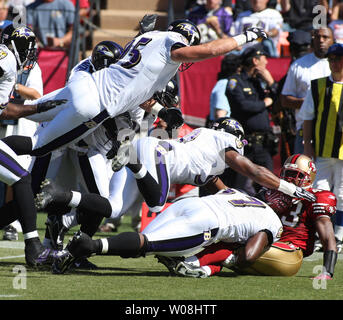 The Baltimore Ravens' Bart Scott (57) sacks the Pittsburgh Steelers ...