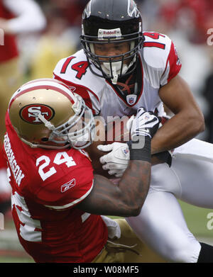 Atlanta Falcons' Eric Weems (14) and Julio Jones (11) celebrate a ...