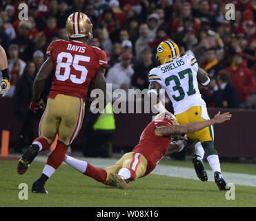 Green Bay Packers' Sam Shields carries against the Detroit Lions in the ...