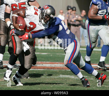 The Tampa Bay Buccaneers' Earnest Graham runs for a touchdown against ...
