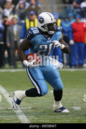 Tennessee Titans runningback Travis Henry darts for a three yard gain in the fourth quarter ...