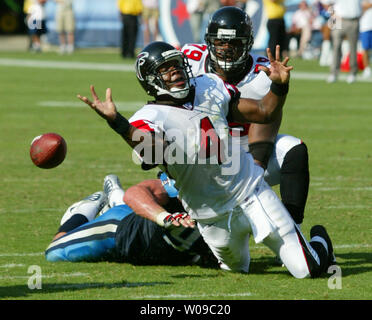 Tennessee Titans defensive end Kyle Vanden Bosch watches the "jumbotron ...