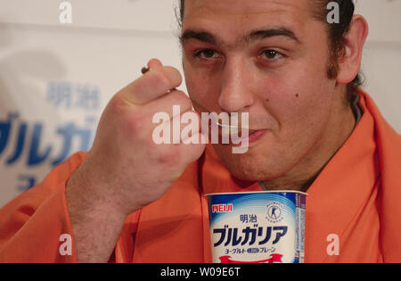 TOKYO, Japan - Popular sumo wrestler Terao has his hair knot cut by his ...