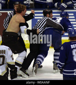 Referees separate Toronto Maple Leafs' Zach Aston-Reese and Los Angeles ...