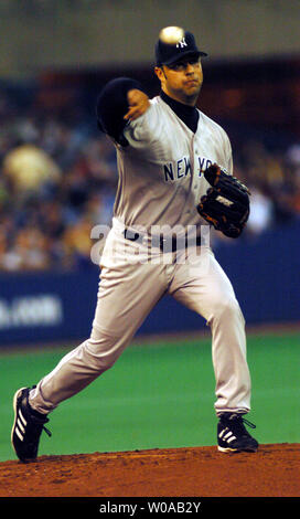 Toronto Blue Jays pitcher Eric Lauer (56) works against the Arizona ...