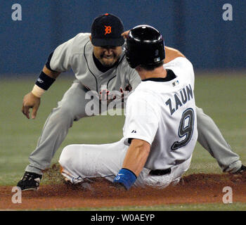 Toronto Blue Jays' Gregg Zaun hits an RBI single to tie the game in the ...