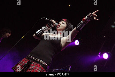 15 year old singer Shiloh performs as the opening act at Virgin Mobile ...