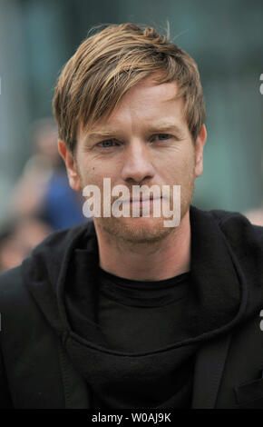 Ewan McGregor arrives for the premiere of "The Men Who Stare at Goats ...