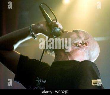 Lead singer Jens Kidman (L) with the heavy metal band Meshuggah from ...