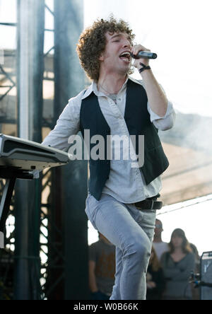 Steve Bays singer in the Hot Hot Heat band performing at Glastonbury ...